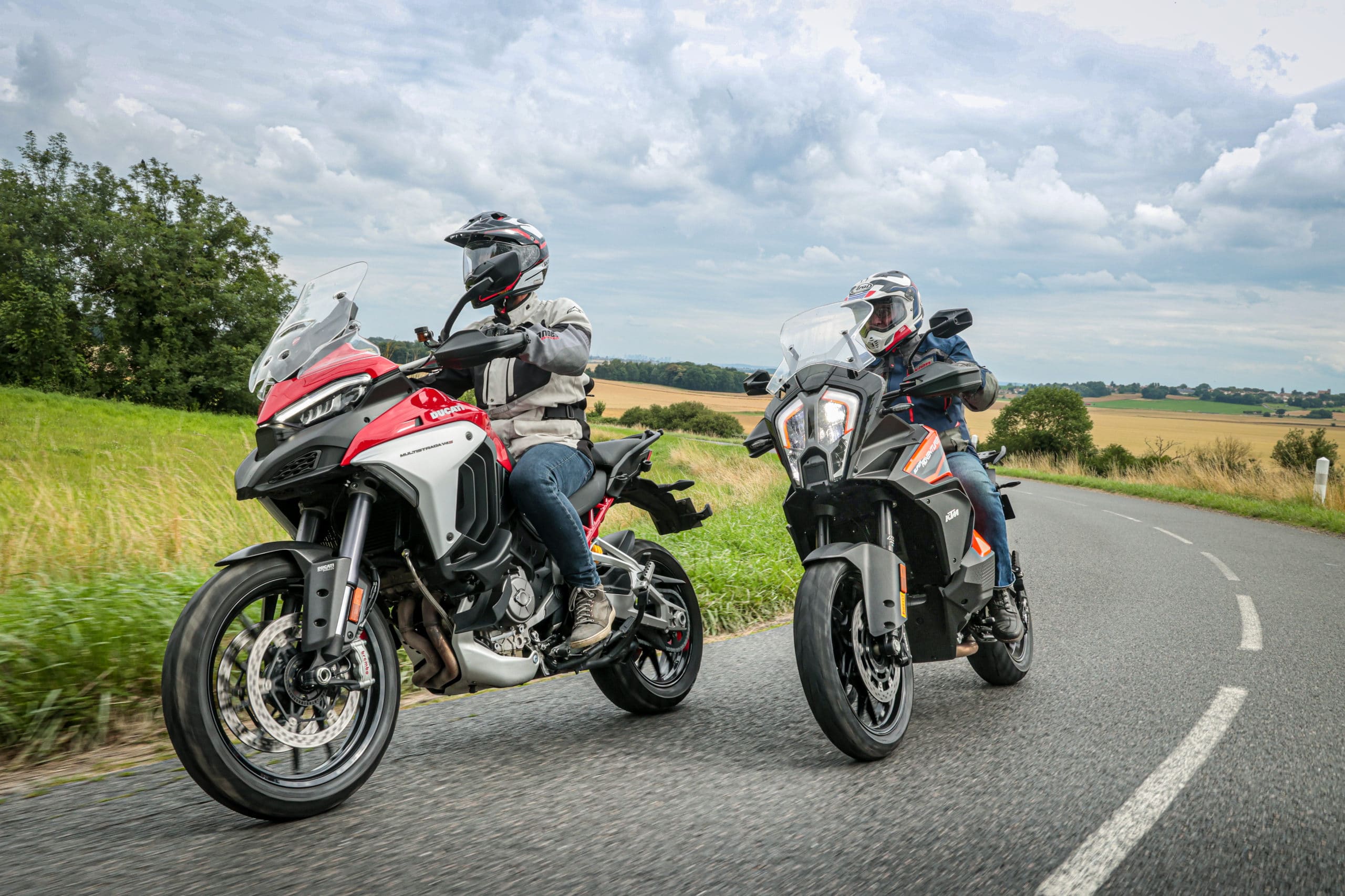 Match : Ducati Multistrada V4 S vs KTM 1290 Super Adventure S - ACTUS