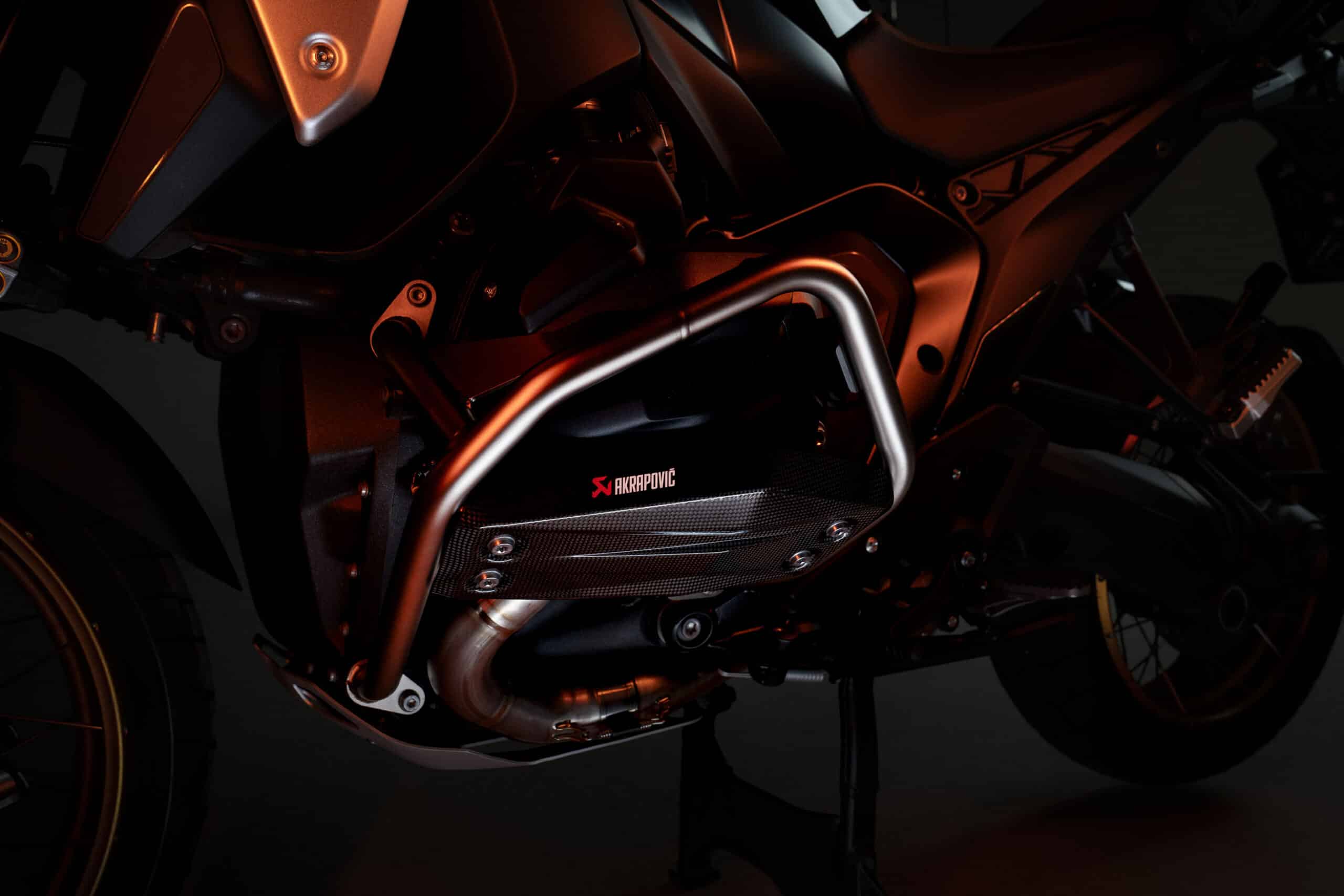 Akrapovič : nouvelles barres de protection pour BMW R 1300GS et Adventure